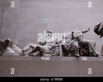 Statua in marmo dal frontone orientale del Partenone. La statua è stata ...