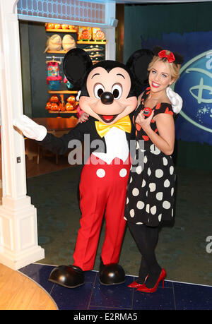 Volunt-orecchie con Mickey Mouse a Disney Store per il naso rosso ...