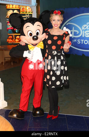 Volunt-orecchie con Mickey Mouse a Disney Store per il naso rosso ...