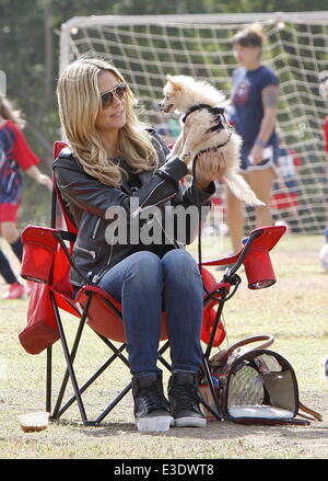 Heidi Klum guarda i bambini che giocano a calcio mentre cerchi dopo la ...