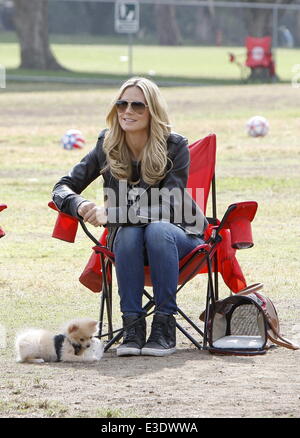 Heidi Klum guarda i bambini che giocano a calcio mentre cerchi dopo la ...