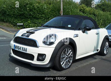 Auto BMW Mini Cooper CABRIOLET, modello anno 2004-, rosso, open top ...