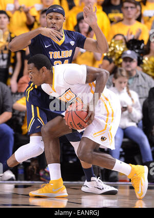 VCU guard/forward Treveon Graham (21) dribbles up court as Davidson ...