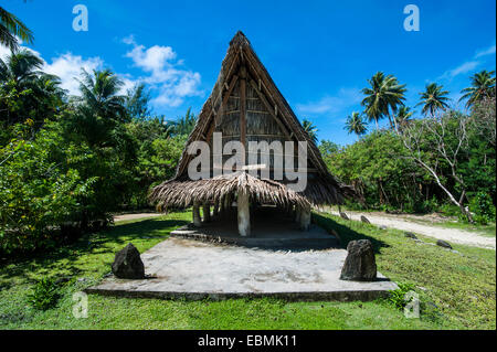 Tradizionale capanna con il tetto di paglia, Yap Island, Isole Caroline ...