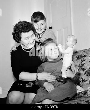 Elsie Revie, moglie di Leeds United manger Don, a casa con portafortuna ...