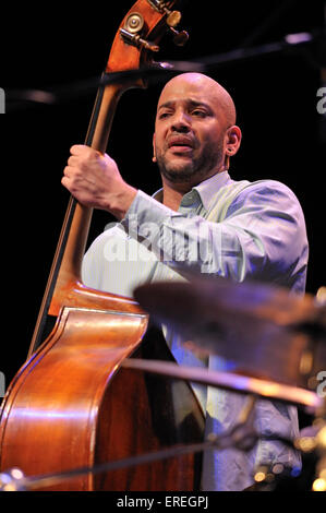 Eric Revis suonare il basso acustico con il Branford Marsalis Quartet ...