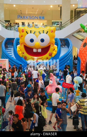 Di fronte alla folla Spongebob promozione massa al Pavillion Shopping ...