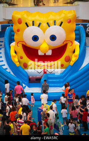 Di fronte alla folla Spongebob promozione massa al Pavillion Shopping ...