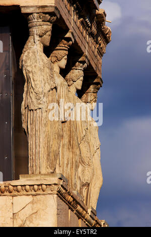 Le cariatidi, statue che 'served' come colonne, presso l'antico tempio ...