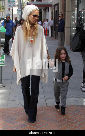 Rachel Zoe e suo figlio shopping per lo yogurt greco in Beverly Hills ...