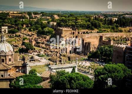 Tre Colonne di antico romano Tempio di Castore e Polluce (495BC), un ...