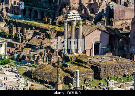 Tre Colonne di antico romano Tempio di Castore e Polluce (495BC), un ...
