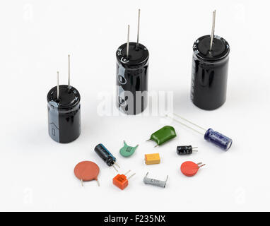 Vari tipi di condensatori su sfondo bianco Foto stock - Alamy