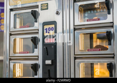 Distributori automatici di spuntini caldi presso un negozio di Febo ...