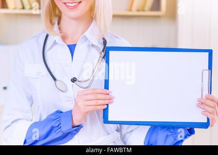 Infermiera professionale coinvolti nel lavoro Foto stock - Alamy