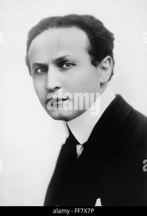 HARRY HOUDINI (1874-1926)./nAmerican mago. Houdini, in manette e catene ...