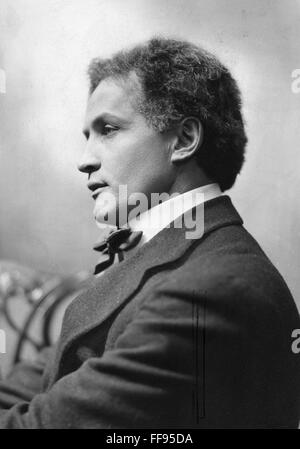 HARRY HOUDINI (1874-1926)./nAmerican mago. Houdini, in manette e catene ...