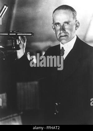 Arthur Stanley Eddington (1882-1944) astronomo britannico fisico e ...