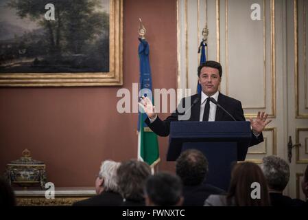 Napoli, Italia. 06 apr, 2016. Il Primo Ministro italiano Matteo Renzi ...