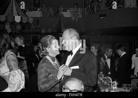 Der deutsche Schauspieler Gert Fröbe mit Ehefrau Karin Pistorius beim ...
