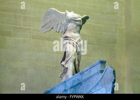 La Vittoria Alata di Samotracia o la Nike alata, al museo del Louvre di ...