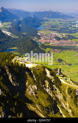 Il lago di Forggensee vicina città di Füssen a montagne delle Alpi in ...