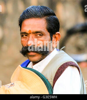 Uomo indù con tilak sulla fronte e la barba a Galta Monkey Palace ...