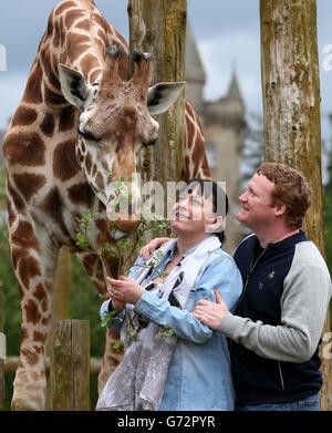 Gordon Brown con la moglie Nicole che alimenta le giraffe al Blair ...