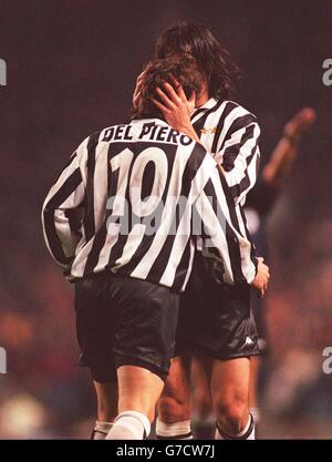 Si congratula con Alessandro del Piero (l) di Juventus per il suo ...