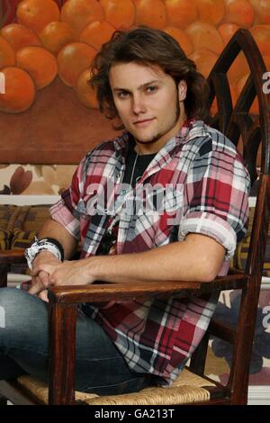 L'attore Mark Furze (che interpreta Rik) durante una sessione di ...