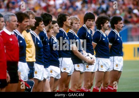 (L-R) formazione di squadre scozzesi: Graeme Souness, Alan Rough, Frank ...