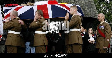 Caroline Annis, moglie di Fusilier Simon Annis, al funerale del marito ...