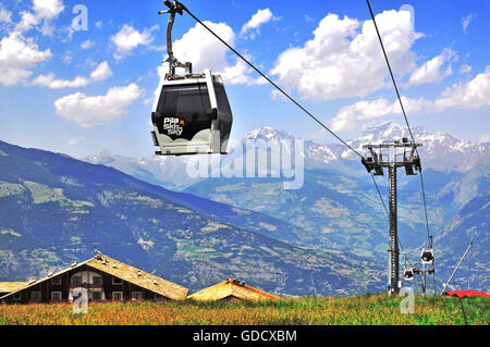 La funivia a Pila, Valle d'Aosta, Italia. Cervino/Matterhorn (a ...