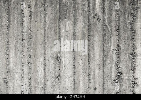Grigio a muro in cemento armato con casseri in legno pattern Foto stock ...