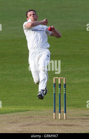 Graham Wagg in azione di ovatta per Glamorgan con James Foster dietro i ...