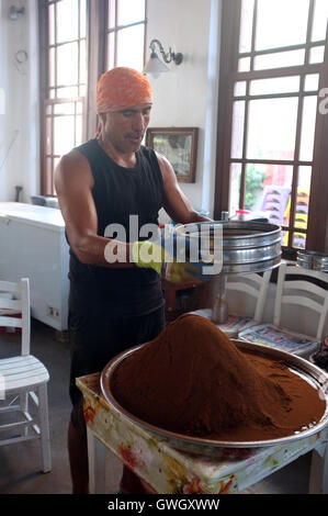 Setacciatura di caffè Foto stock - Alamy