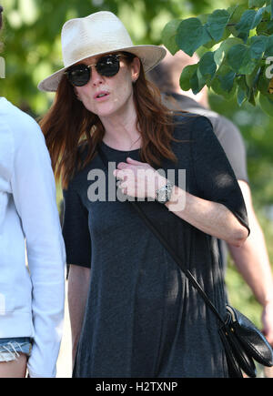 Julianne Moore prende una passeggiata con il suo regista marito Bart ...