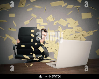 Spaventata da troppe email Foto stock - Alamy