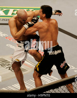 Lyoto Machida, destra, combatte Sam Hoger a Ultimate Fighting ...