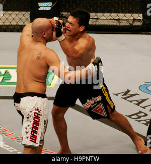 Lyoto Machida, destra, combatte Sam Hoger a Ultimate Fighting ...