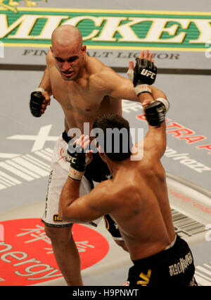 Lyoto Machida, destra, combatte Sam Hoger a Ultimate Fighting ...