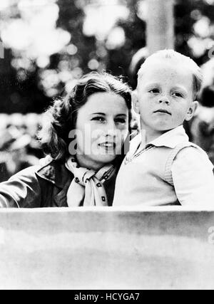 Barbara Stanwyck e figlio, Dion Anthony Fay, 10/25/1938 Foto stock - Alamy