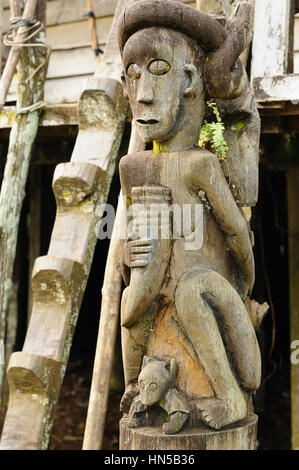 Dayak tradizionale cultura tribale. Dipinto sulla parete Dayak casa ...