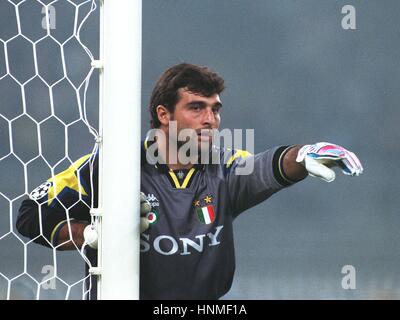 ANGELO PERUZZI JUVENTUS FC 01 Novembre 1995 Foto stock - Alamy