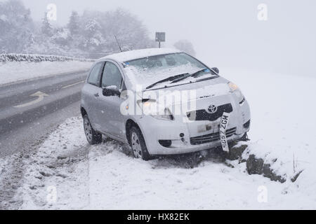 Un auto è visto si è schiantato a lato della A702 come polizia arriva a ...