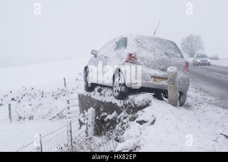 Un auto è visto si è schiantato a lato della A702 come polizia arriva a ...