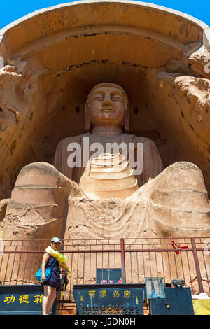Gigantesca statua del Buddha, il Monte Sumeru Grotte, Guyuan, Ningxia ...