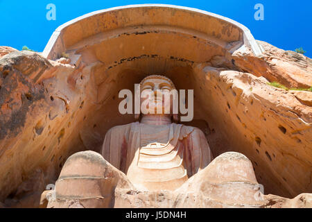Gigantesca statua del Buddha, il Monte Sumeru Grotte, Guyuan, Ningxia ...