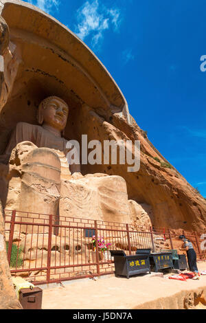 Gigantesca statua del Buddha, il Monte Sumeru Grotte, Guyuan, Ningxia ...
