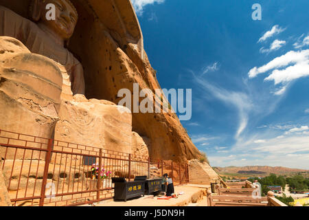 Gigantesca statua del Buddha, il Monte Sumeru Grotte, Guyuan, Ningxia ...